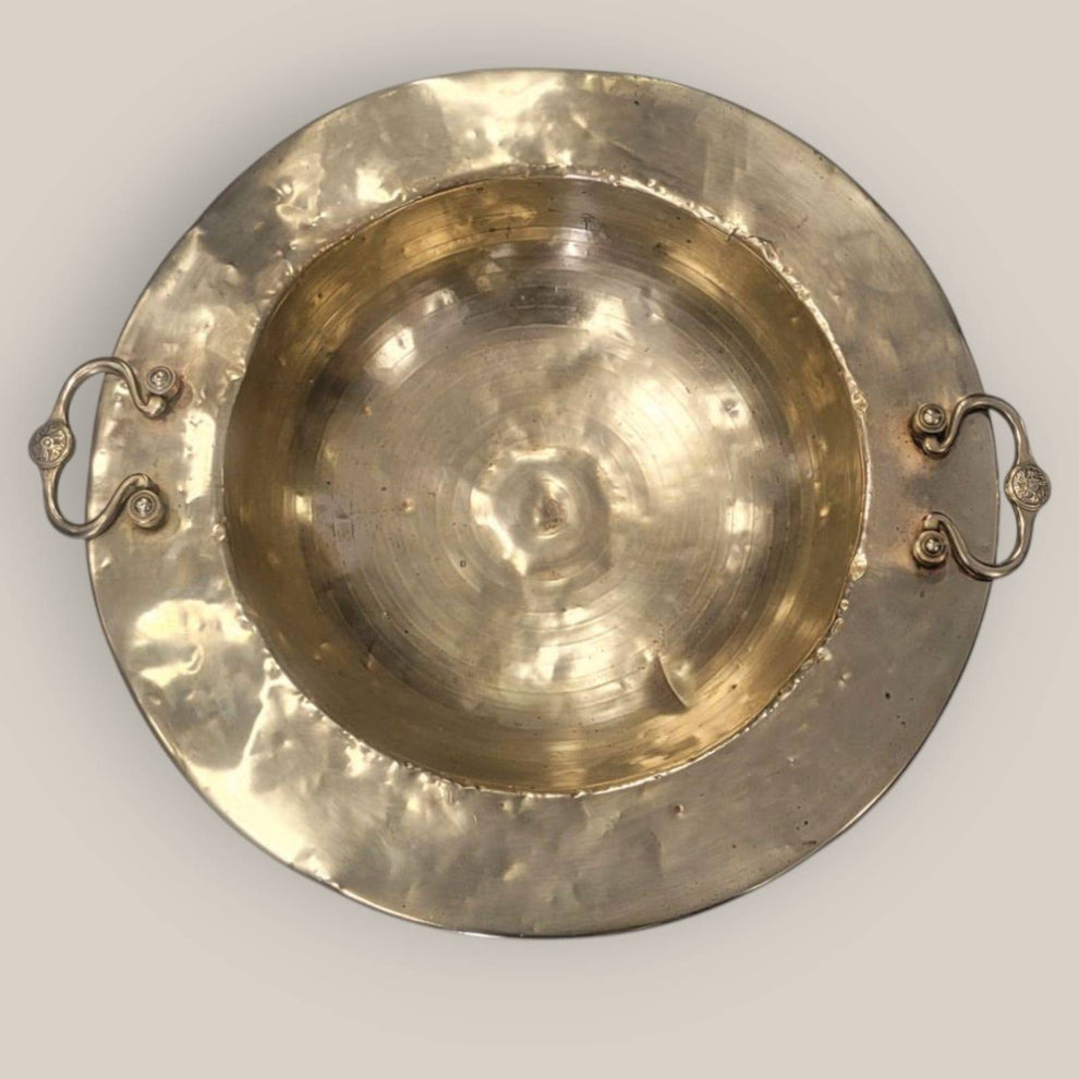 Brasero antiguo de metal dorado con asas y encanto vintage