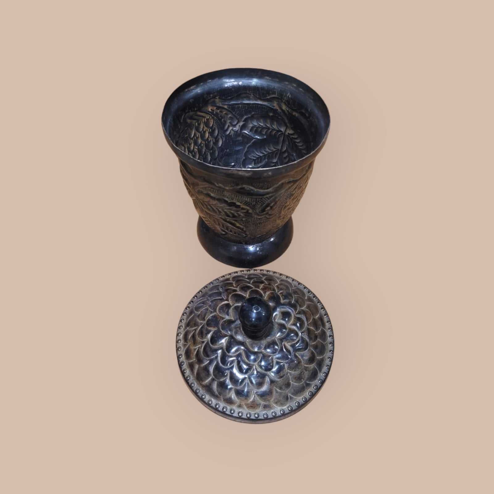 Tibor de metal con relieves vegetales, tapa decorada